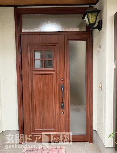 静岡県 浜松市 YKKAP D4断熱仕様 E04型 片袖FIXランマ付 キャラメルチーク色 | YKKAP玄関ドア交換・リフォーム専門店 玄関ドア専科