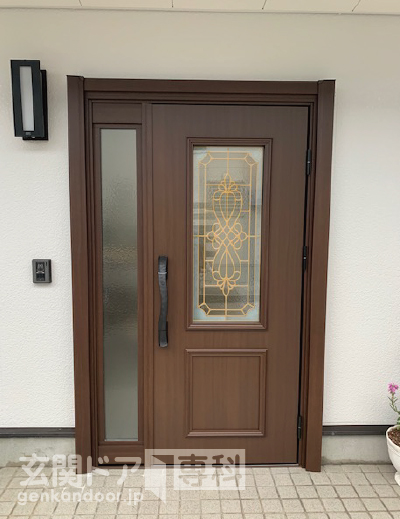 玄関ドア施工例 静岡県 浜松市 YKKAPドアリモ D4断熱仕様 E07型 片袖FIX 電池錠 キャラメルチーク色 | YKKAP玄関ドア交換・リフォーム専門店 玄関ドア専科