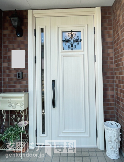 静岡県 沼田市 YKKAPドアリモ D4断熱仕様 E03型 親子 バニラウォールナット色 | YKKAP玄関ドア交換・リフォーム専門店 玄関ドア専科